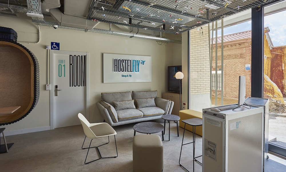 Hostelfly Madrid Airport - Madrid