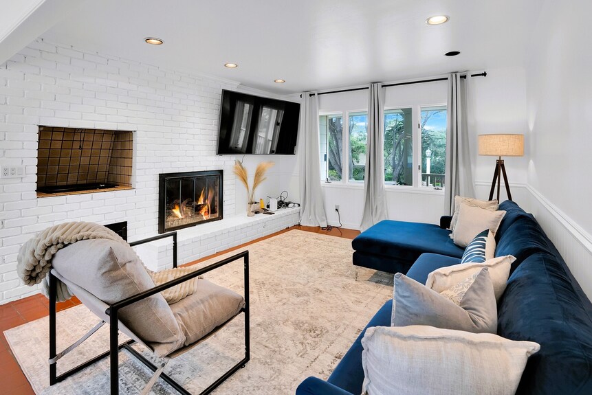 Pebble Modern Home W Hot Tub Pl1 - Monterey