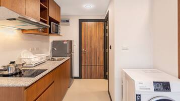 Quarto Duplo para 1 Pessoa | Cozinha privada | Um frigorífico/congelador grande, um micro-ondas, uma placa de cozinha