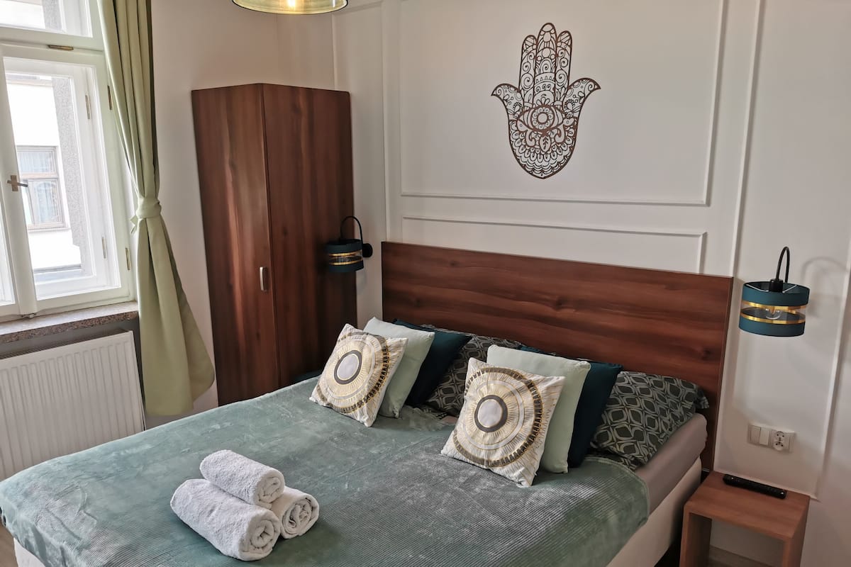Quarto casal básico, 1 cama de casal | Cofres nos quartos, ferros/tábuas de passar roupa, Wi-Fi de cortesia