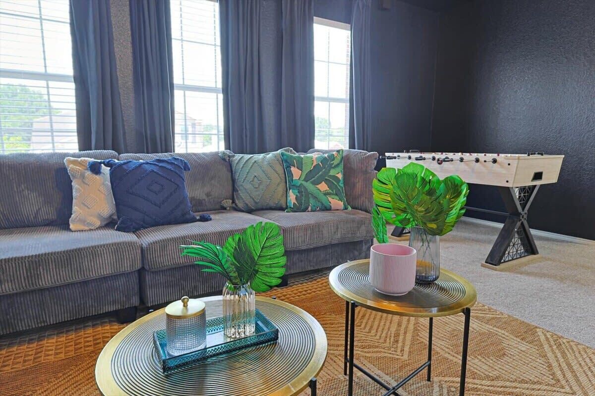 Colonial Style Retreat Ft Pool, Cinema, Jacuzzi - Saginaw, TX