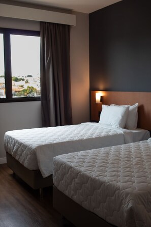 Quarto Twin Superior, 2 camas individuais | Cofre no quarto, secretária, Wi-fi grátis, roupa de cama fornecida