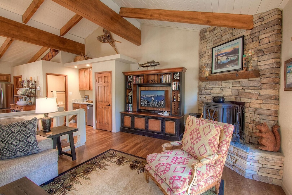 Cozy Bear Lodge 3 Bedroom Home By Redawning - Ski Beach, NV