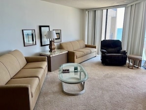 Condo, 2 quartos | Área de estar