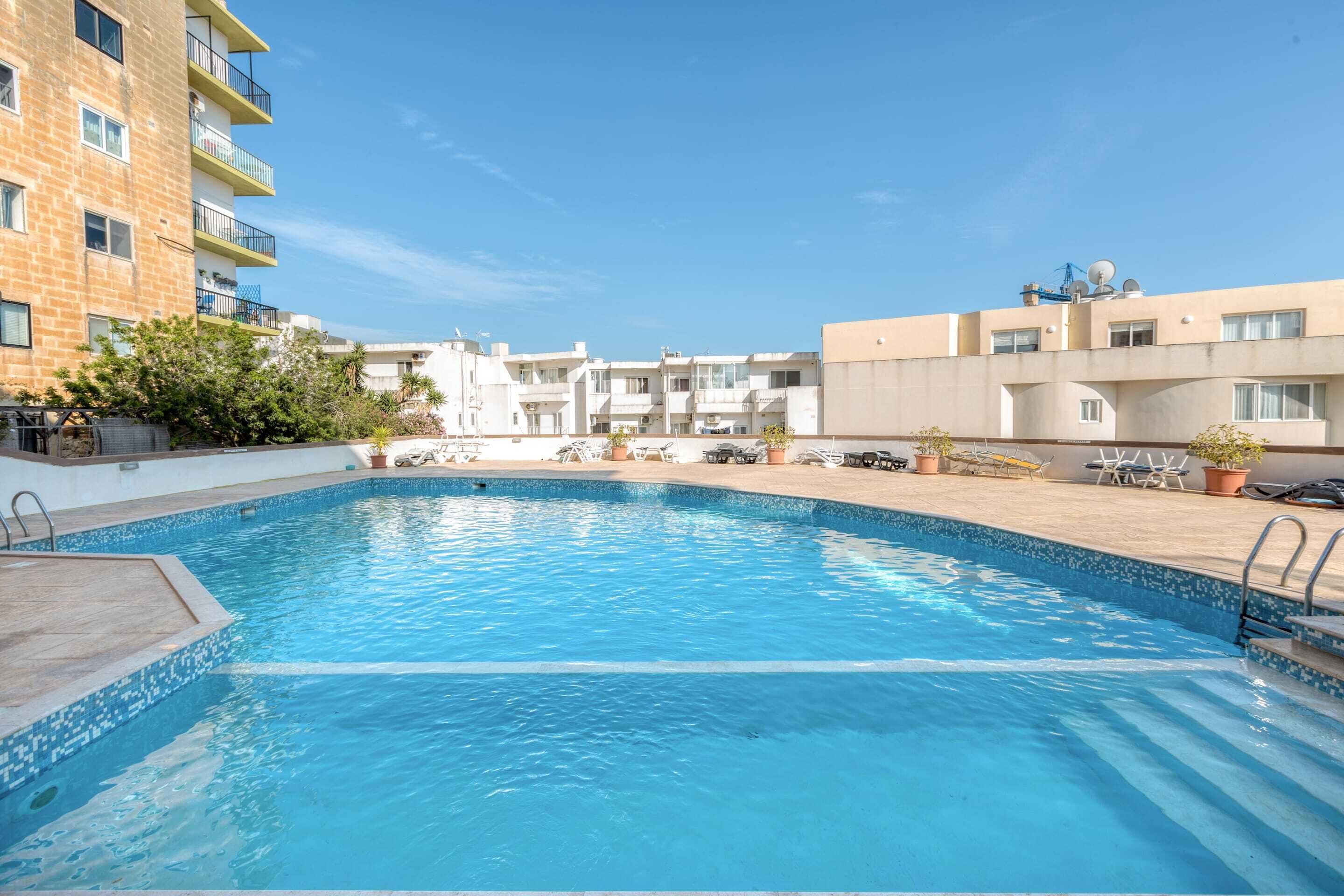 Apartamento Básico, várias camas | Piscina | Piscina exterior sazonal 