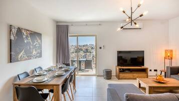 Apartamento Básico, várias camas | Sala de estar | Televisor