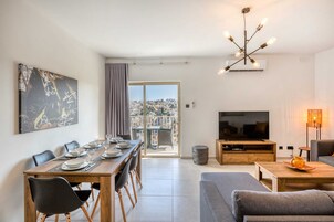 Apartamento básico, várias camas | Área de estar | TV