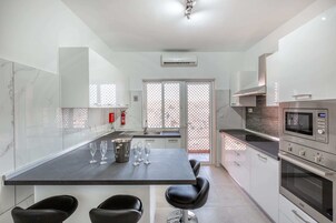 Apartamento básico, várias camas | Cozinha privada | Geladeira, fogão, cooktop, lava-louças