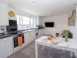 Um frigorífico, uma chaleira elétrica, uma torradeira 