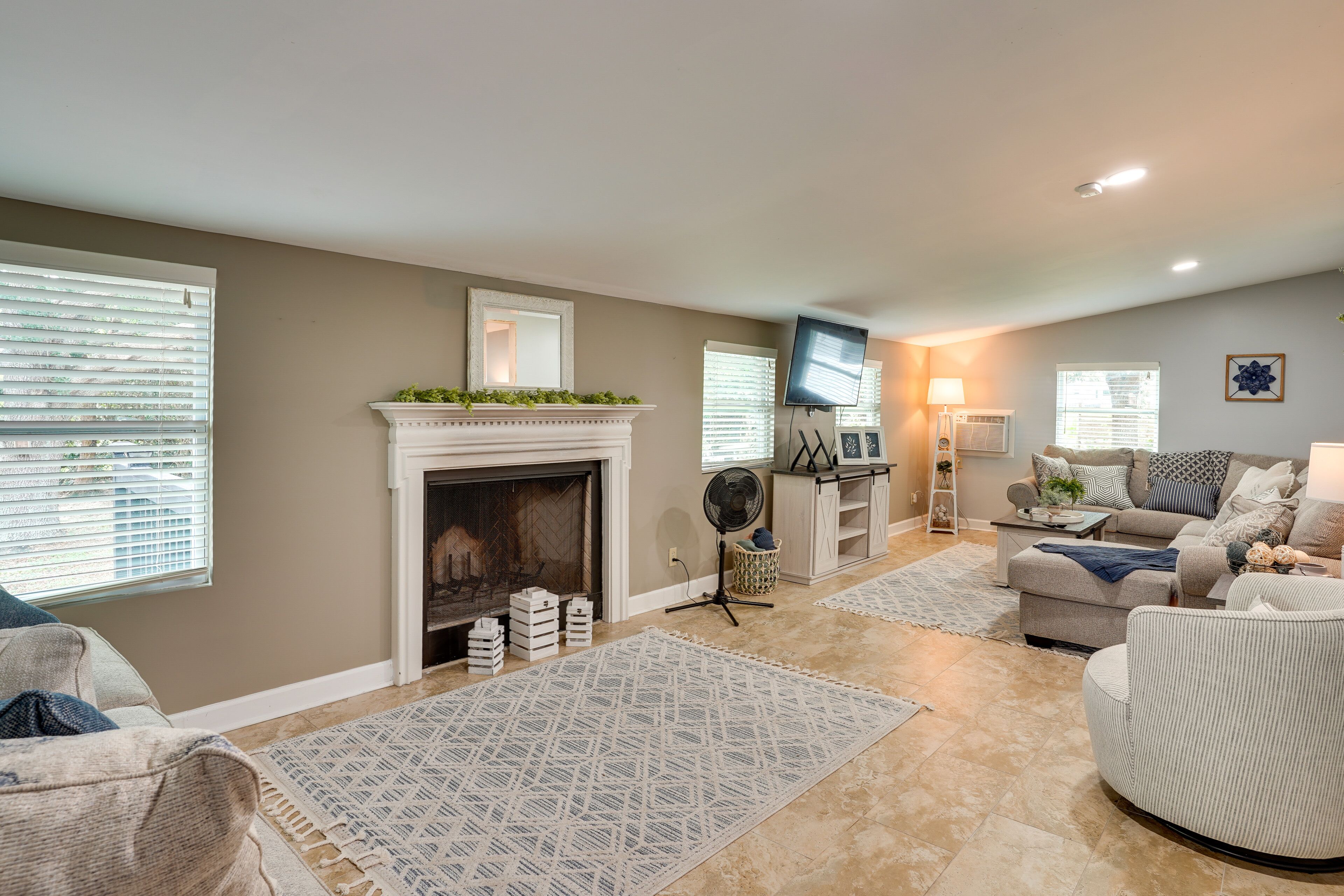 Lakefront Home W/ Screened Porches In Frostproof! - Lakeshore, FL