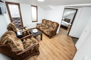 Apartamento Standard | Sala de estar | Smart TV de 80 polegadas com canais por cabo, televisor 