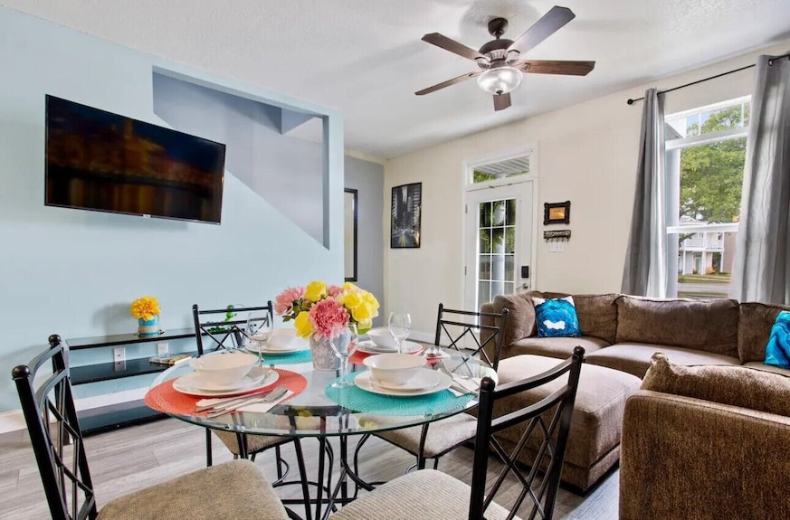 Holiday Family Getaway Beach House Sleeps 8, Walk To Beach & Casinos - Biloxi, MS