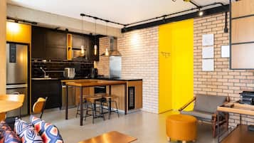 Apartamento | Sala de estar | TV de ecrã plano