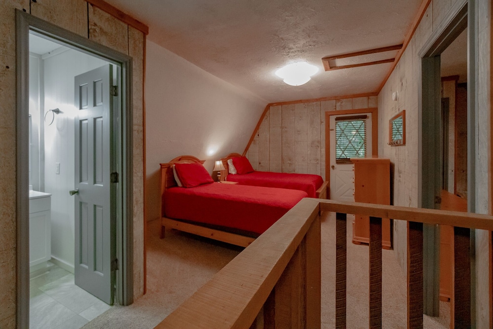 Cozy Cabin #42 - Sleeps 6 - Full Kitchen + Fireplace - Between Boone & Blowing Rock Nc - Blowing Rock, NC