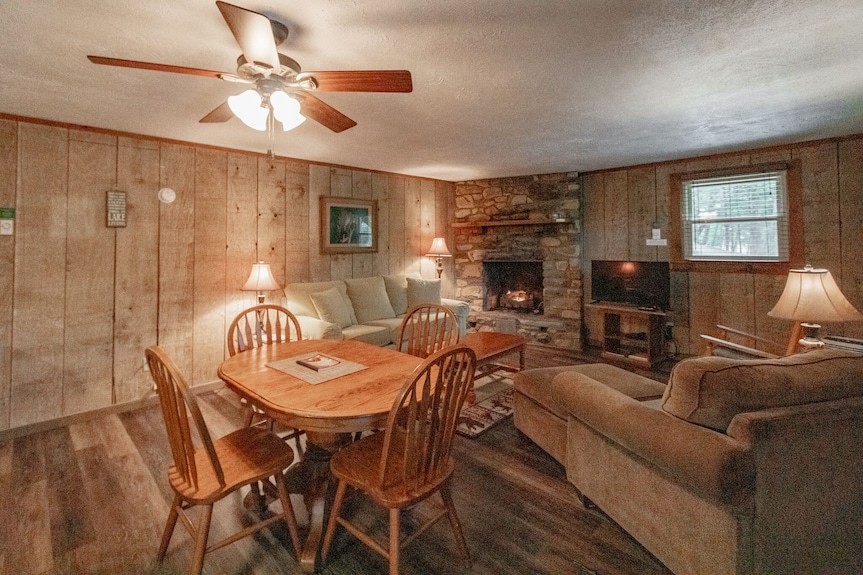 Cozy Cabin #18 - Sleeps 4 - Full Kitchen + Fireplace - Between Boone & Blowing Rock Nc - Boone, NC