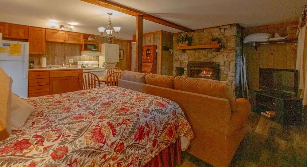 Cozy Studio Cabin #11 - Sleeps 4 - Full Kitchen + Fireplace - Between Boone & Blowing Rock Nc - Blowing Rock, NC