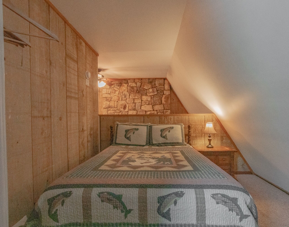 Cozy Cabin #12 - Sleeps 6 - Full kitchen + fireplace - between Boone ...