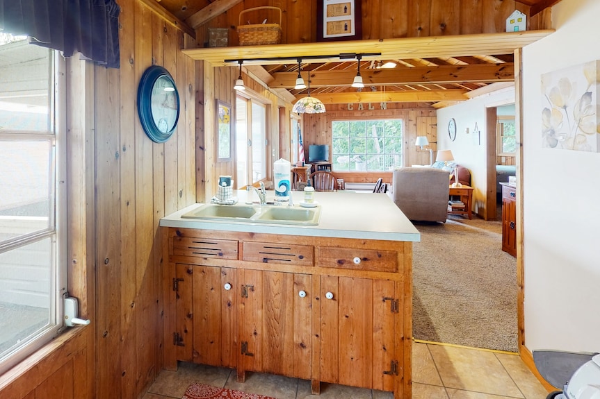 Serene 2br Cottage On 180ft Of Private Keuka Lakefront - Seneca Lake, NY