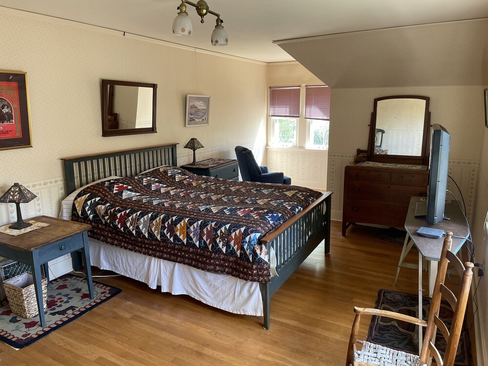 Classic Home On College Hill With Five Beds, Private Yard, Hot Tub, And Grill. - Eugene, OR