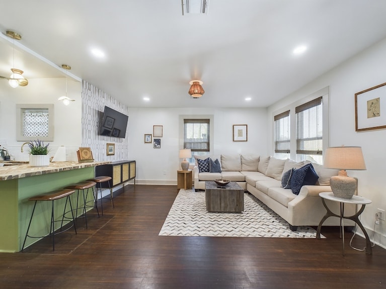 Buchanan Bungalow - Eclectic Mid-mod Design Dt - Louisiana