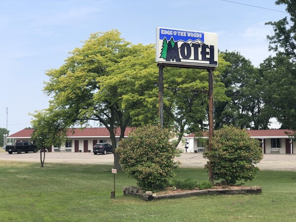 Edge Of The Woods Motel - Wisconsin