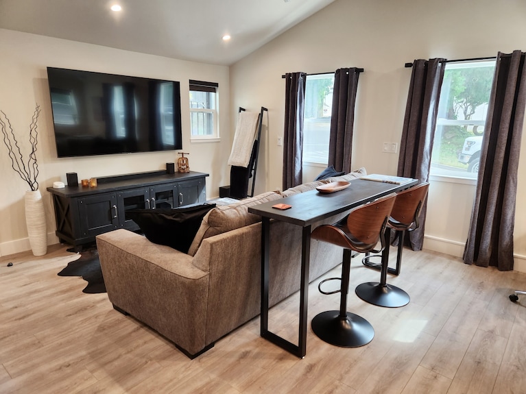 Dean's Garage: Car-shop Themed Luxury Small Home, Central Auburn - Auburn, CA