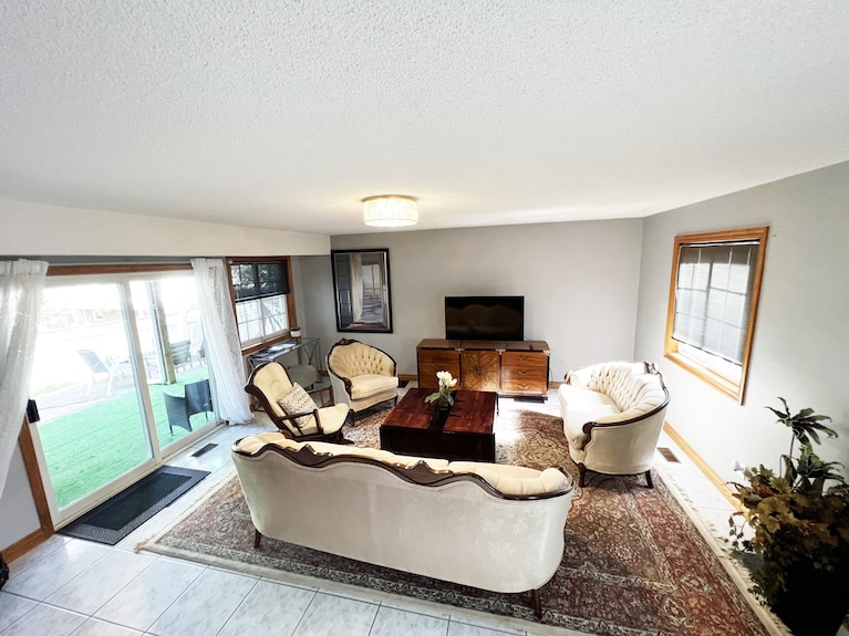 3 Bedrooms Cottage W Lake Views, Beside Waterfront Trail And Steps From Beach - Innisfil