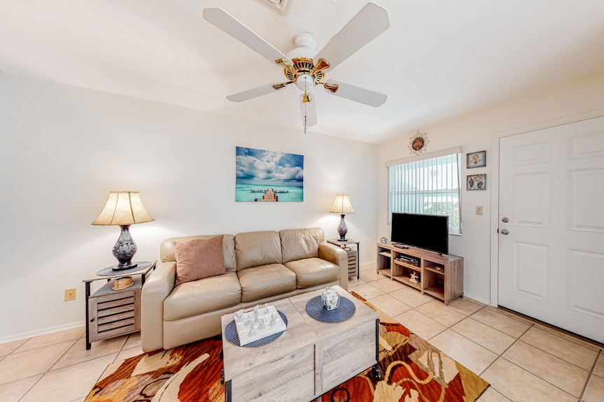 Gulf-view Condo With Pool, Grill Access, Balcony, Washer/dryer & Central Ac - Cortez Beach, FL
