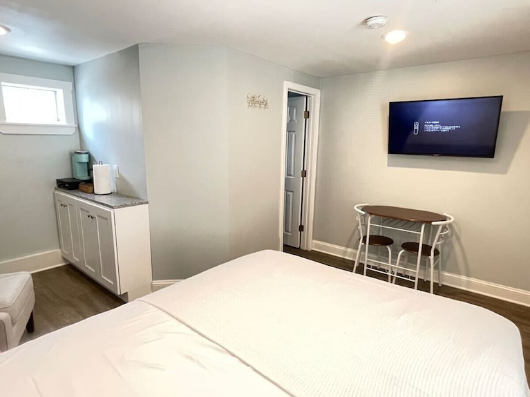 *Sleeps 2 | Hampton Beach Suite | Pet Friendly - - Exeter, NH