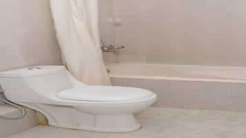 Um polibã, um chuveiro fixo, toalhas fornecidas, sabão