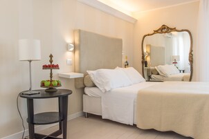 Suíte júnior | Lençóis italianos Frette, roupas de cama premium, cofres nos quartos