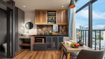 Superior King Studio Cityview | 1 quarto, frigobar, cortinas blackout, Wi-Fi de cortesia