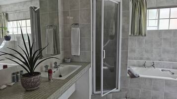 Casa de Campo Comfort | Casa de banho | Um polibã e uma banheira separados, um chuveiro fixo