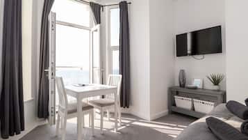 1 quarto, com decoração personalizada, com mobília individualizada