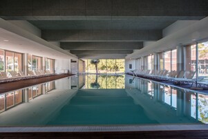 Piscina interior, piscina exterior sazonal 