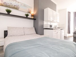 1 quarto, com decoração personalizada, com mobília individualizada