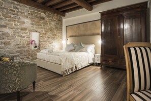 Quarto Triplo | Secretária, cortinas/cortinados opacos, quartos insonorizados 
