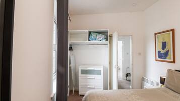 1 quarto, com decoração personalizada, com mobília individualizada