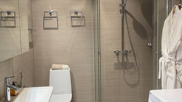 Apartamento de Luxo | Casa de banho | Um polibã, um chuveiro fixo, um secador de cabelo, toalhas fornecidas