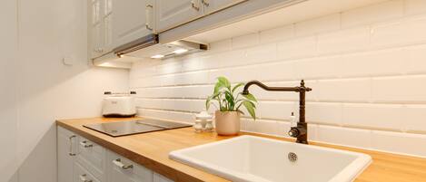 Apartamento Familiar | Cozinha privada | Um frigorífico, uma placa de cozinha, uma máquina de lavar louça