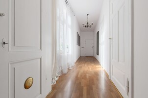 Apartamento Familiar | Sala de estar | Televisor LED de 55 polegadas com canais por cabo, televisor 