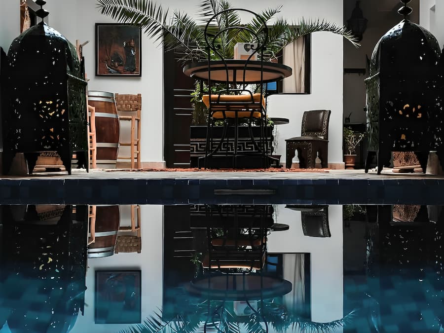 Piscina exterior, espreguiçadeiras