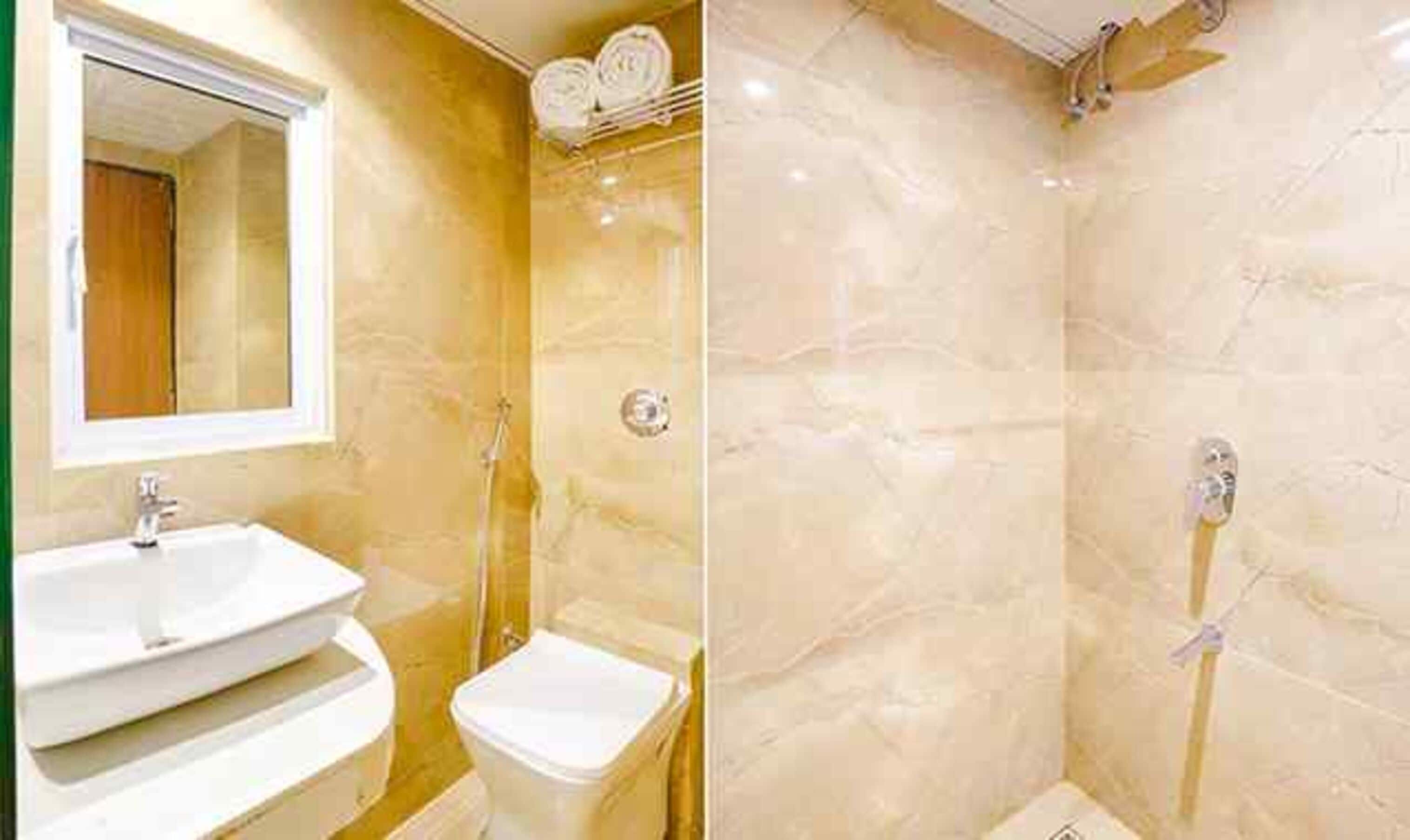 Quarto premium | Banheiro | Chuveiro, chuveiro com efeito de chuva, produtos de toalete grátis 