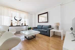 Apartamento Estándar SV21 | Sala de estar | TV de ecrã plano 