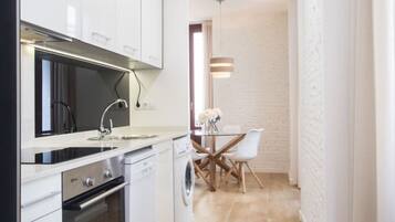 Apartamento Clássico, 1 quarto (R-11) | Cozinha privada | Uma máquina de café expresso, uma chaleira elétrica