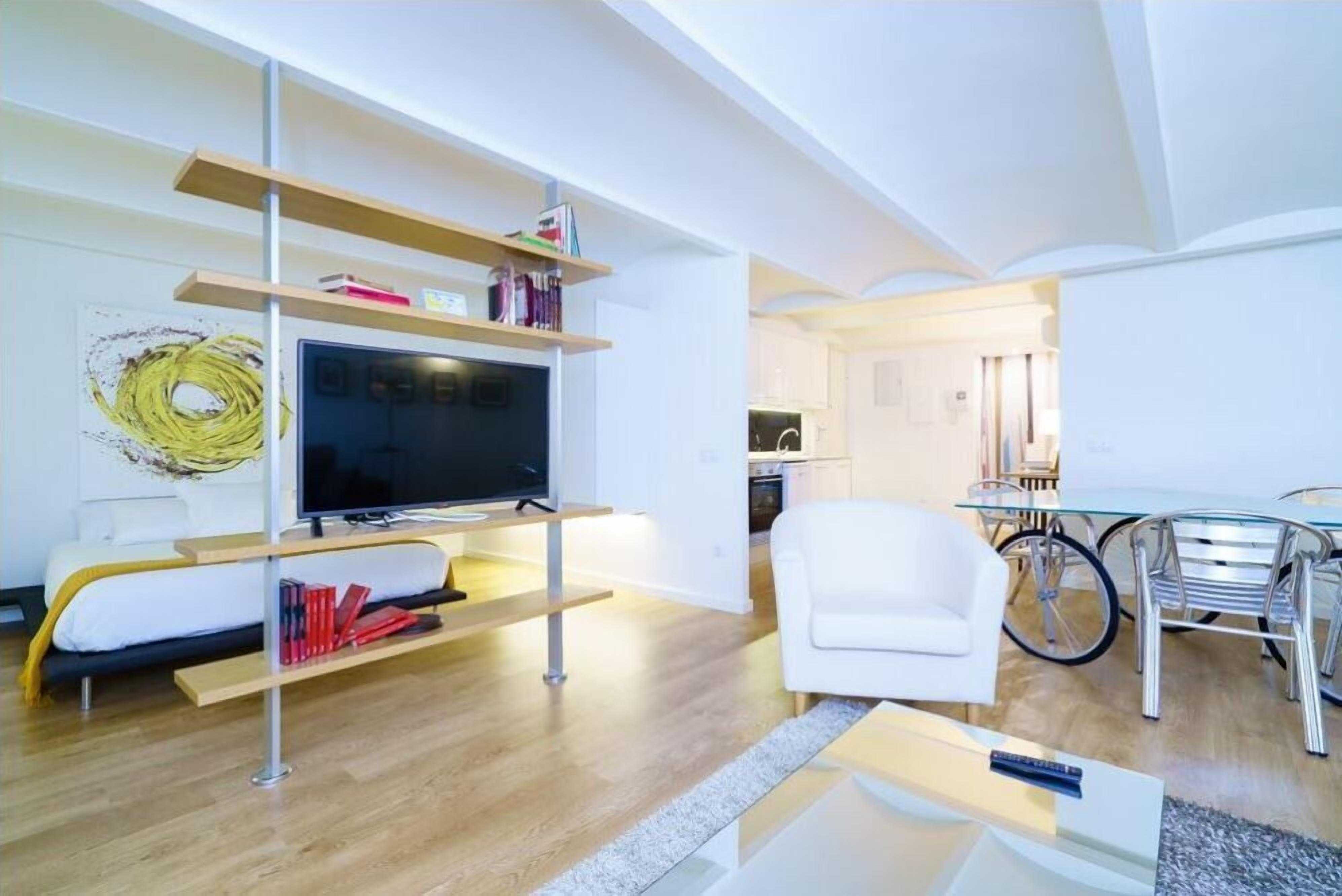 Apartamento Panorâmico, 1 quarto (R-3) | Sala de estar | Televisor de ecrã plano de 32 polegadas com canais por cabo 