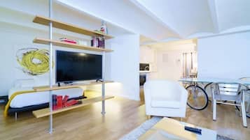 Apartamento Panorâmico, 1 quarto (R-3) | Sala de estar | Televisor de ecrã plano de 32 polegadas com canais por cabo