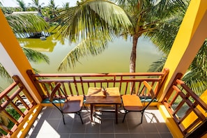 Quarto (CALM LAKE VIEW) | Vista da varanda