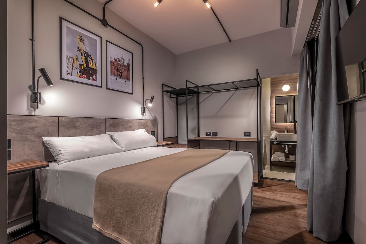 Secretária, Wi-fi grátis, roupa de cama fornecida