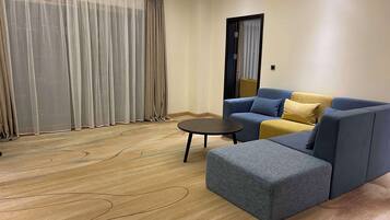 Suite Premier, 1 cama king-size, não fumadores (Separate Living Room) | Minibar, cofre no quarto, com decoração personalizada